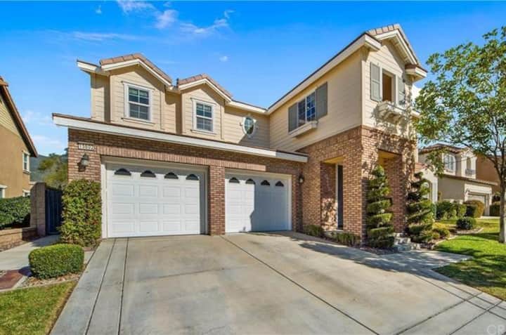 Mountain Base Getaway (15 Min. To Ontario Airport) - Fontana, CA