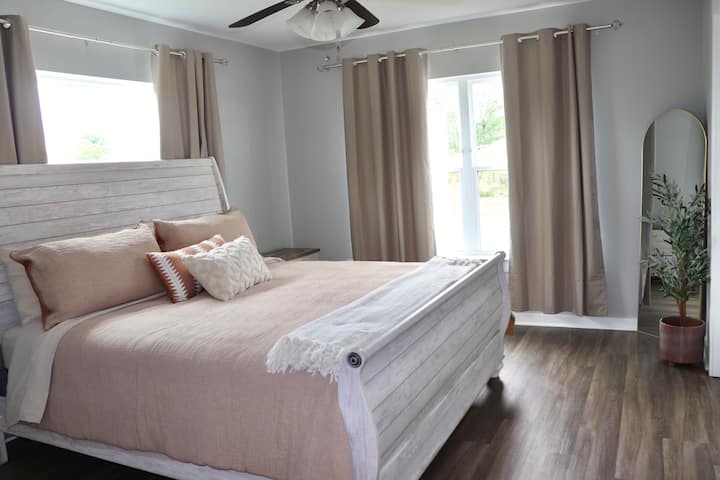 Modern Home Near Downtown - Hendersonville, NC
