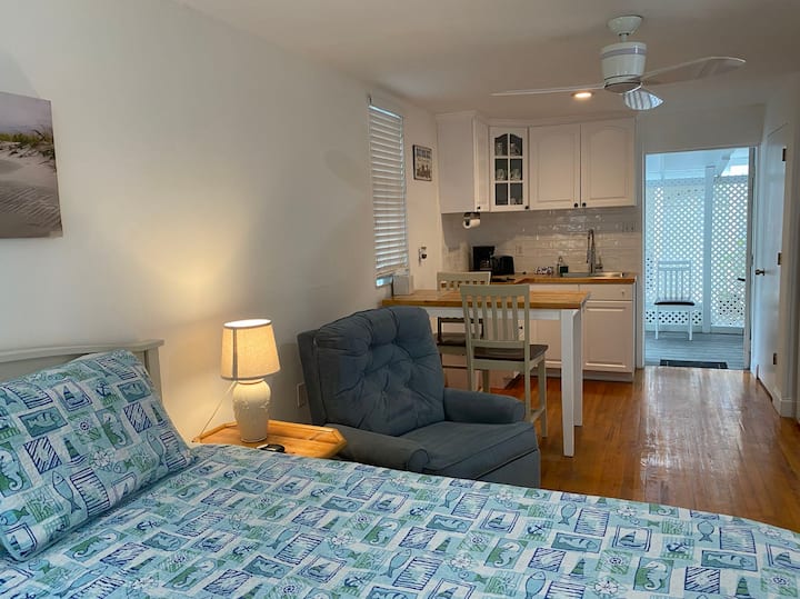 Lovely Efficiency With Patio Near Beach - Indian Shores, FL