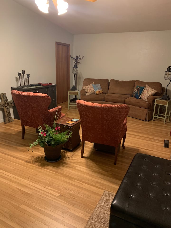 Cheerful Mid-century-modern, Centrally Located - Sioux Falls, SD