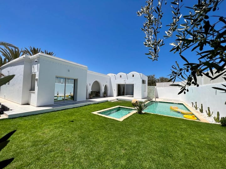 Superbe Villa Avec Piscine à Tezdaine La Lagune - Tunisie