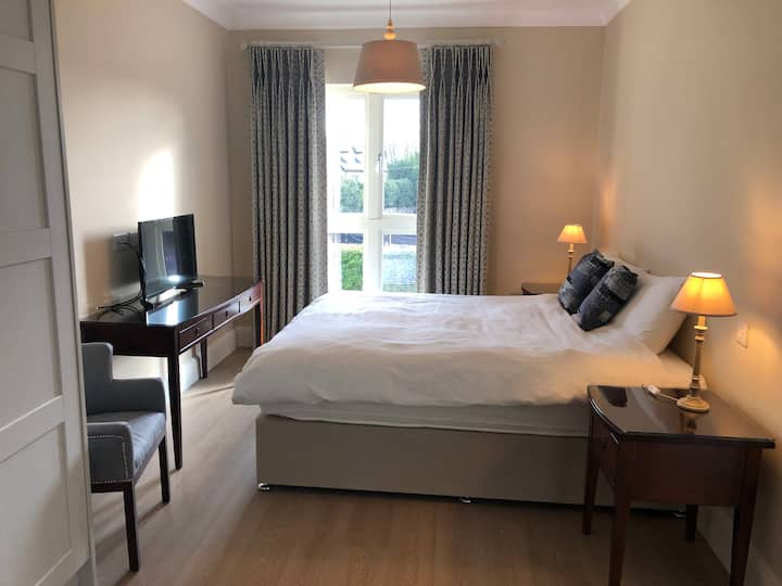 Comfortable Double Bedroom With Bathroom And Tv - Portmarnock