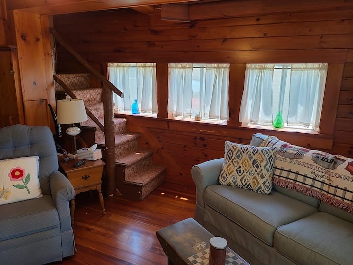 Charming 3 Bedroom Cottage On Lake Pocotopaug - Lake Pocotopaug, CT