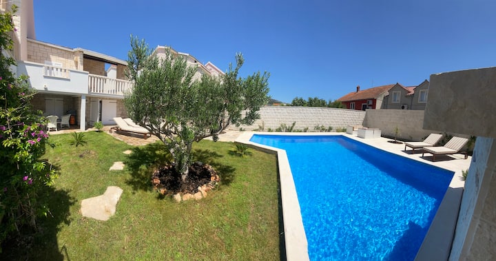 Traditional Villa With Private Pool & Garden - Bol