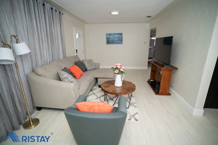 119th Terrace Vacation Home In Largo - Largo, FL