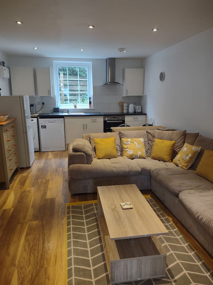Spacious 2 Bed House, Dog Friendly, Ideal Location - St Austell