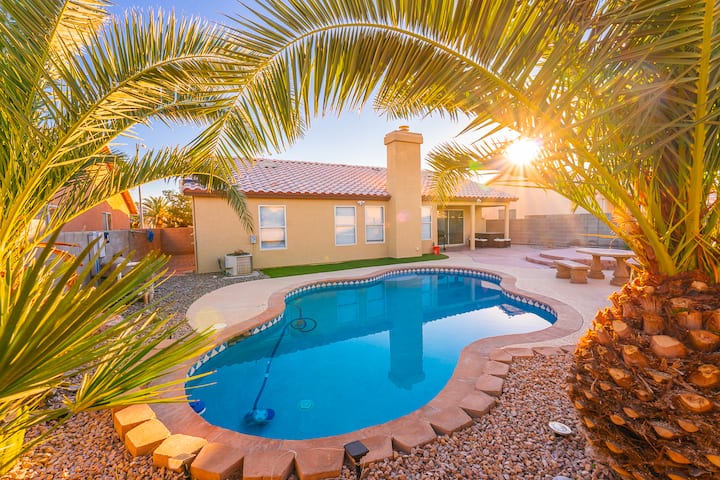 White House: Modern 5br W Shimmering Pool & Spa - Las Vegas