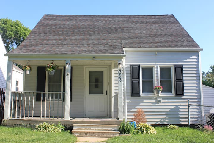 Charming 3 Bedroom Home In Popular Benson Area! - Omaha, NE