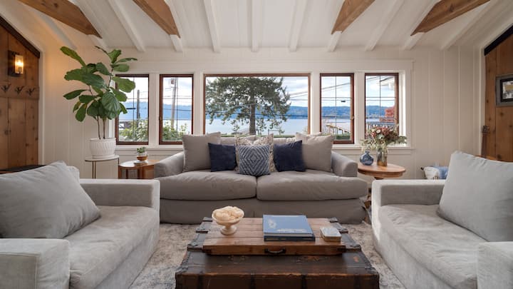 Beautiful Crystal Springs - Private Beach & Views - Bainbridge Island, WA