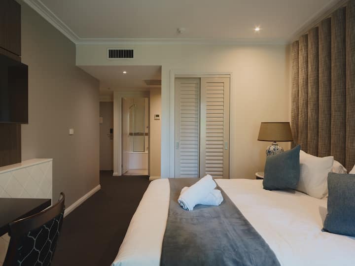 Central King Size Studio With Indoor Pool And Gym - Melbourne
