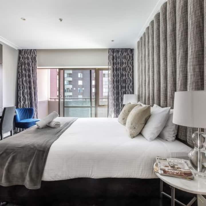 Lovely King Size Studio With Balcony And Pool - Melbourne
