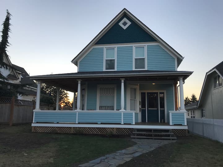 Downtown Neighborhood Home, Entire Upper Unit - Bellingham, WA