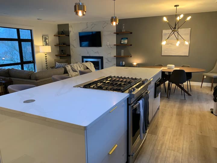 Diver Lake Dream: Hot Tub, 2 Bd+office W/bed, Deck - Nanaimo
