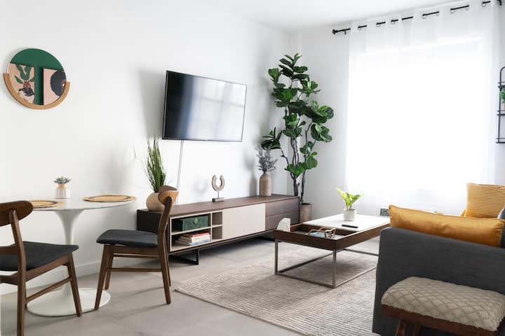 Newly Remodeled Apartment Only 1 Min To The Beach! - Miami Beach, FL