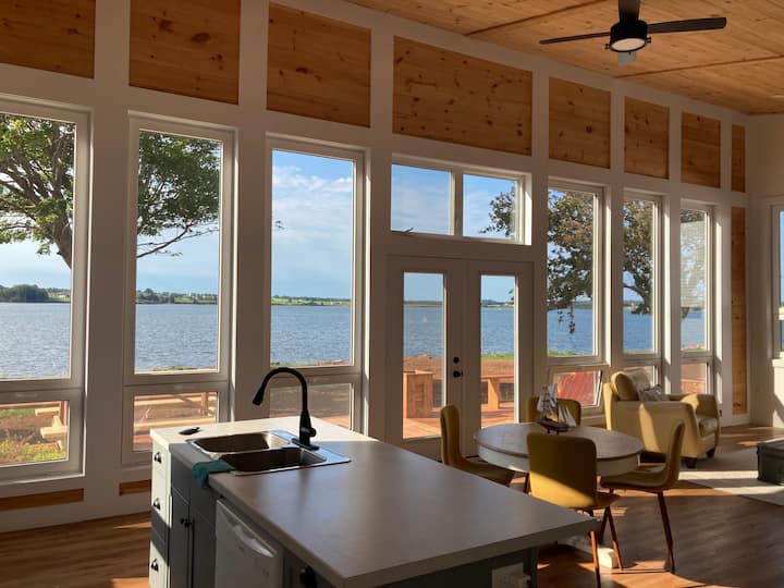 Bright Cheerful 3-bedroom Waterfront Cottage - Charlottetown