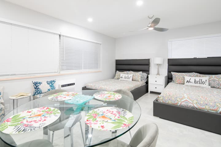 Beautiful Large Beach Studio Sleeps 4 W/ Parking - Hollywood, FL