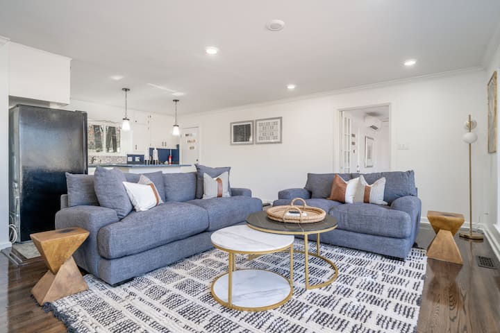 Cheerful & Stylish 4 Bedroom Lake-side House - 溫泉城
