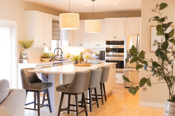 Stylish & Spacious Getaway Near St. Paul - Cottage Grove, MN
