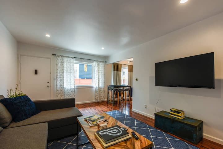 Large Venice Apt Next To The Beach + Free Parking - Los Angeles, CA