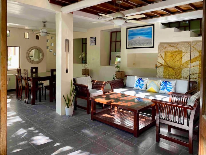 Gorgeous Beach House In Natural Setting - 