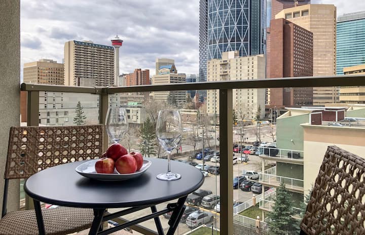 Beautiful Downtown Condo With Free Parking - Calgary