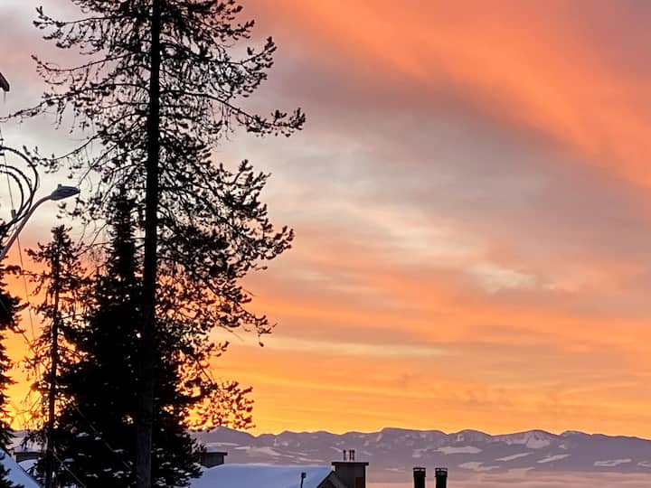 Cozy Four Bedroom Slope Side Condo With Hot Tub - Big White Ski Resort, BC