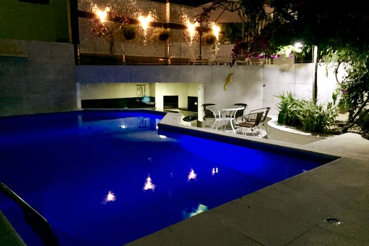 Casa De Alto Padrão Com Piscina E Bar Molhado. - Natal