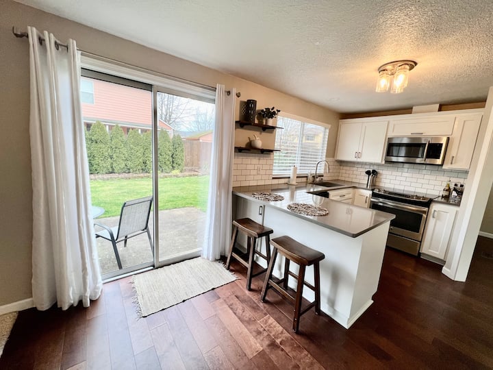 Corner Terrace | Fenced Yard | Pet-friendly - Hillsboro, OR