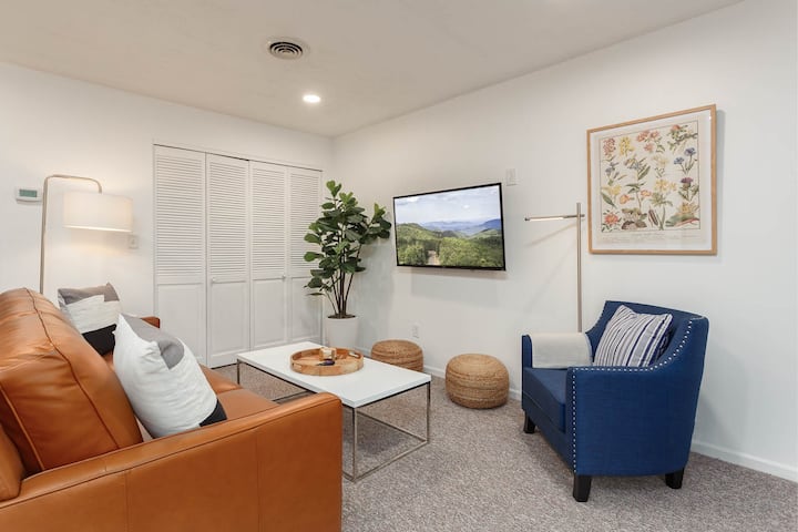 Hendo Hideaway A
2 Bed/1bath - Hendersonville, NC
