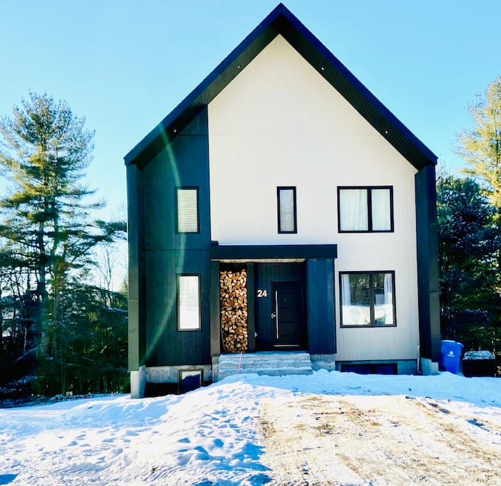 Cheerful Cottage: Great View + Fire Place - Mont Sutton, QC