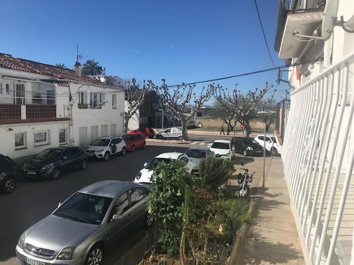 Pis Reformat Al Barri De Pescadors De Roses - Costa Brava