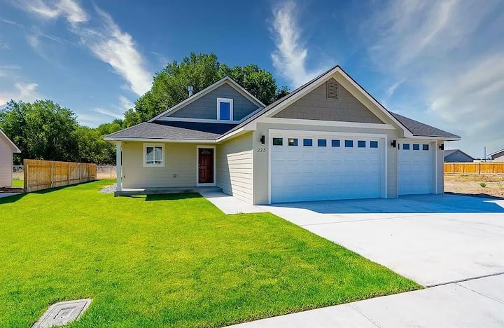 Cozy 4 Bedroom Home / Dual Masters / Living Rooms! - Grandview, WA