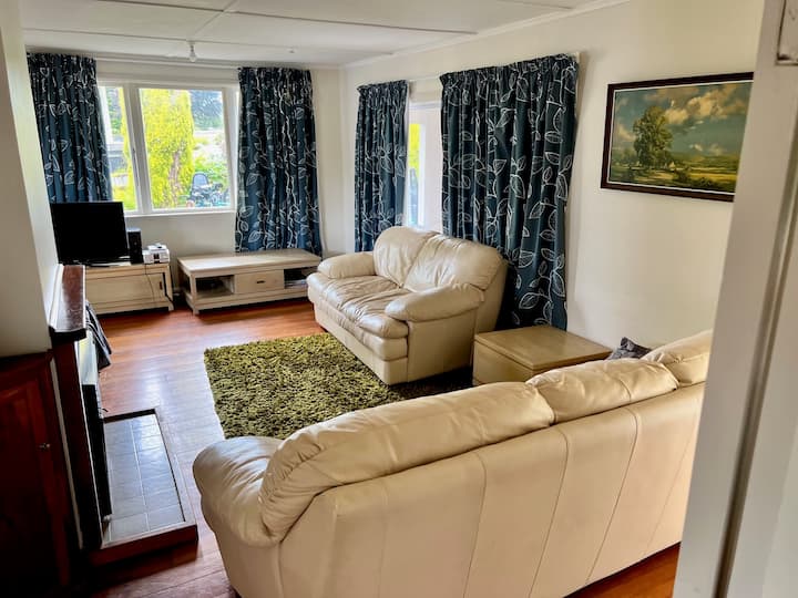 Cheerful 3 Bedroom Holiday Home With Fireplace. - Ohakune
