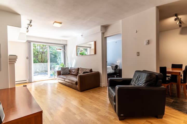 Lovely 2 Bed, 2 Bath Condo With South Facing Patio - North Vancouver