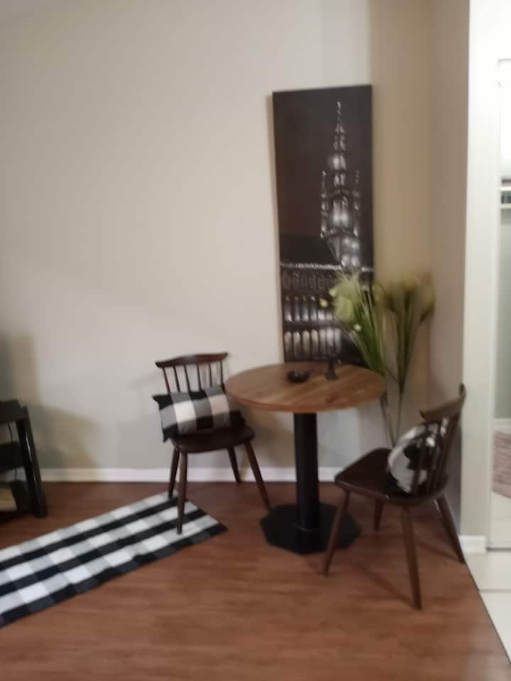 Bachelor Suite In Mount Royal - Alberta