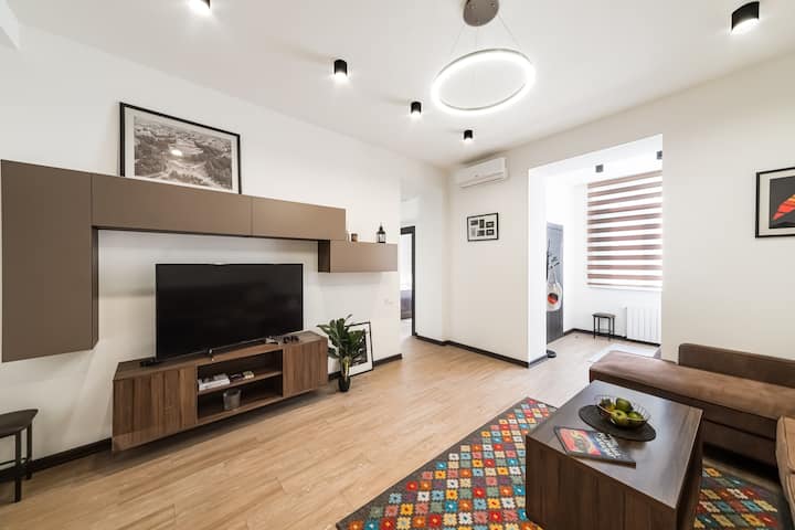 Heart Of Republicsq | Stylish | Self Checkin | A/c - Erivan