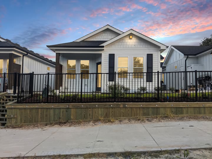 Lighthouse Views, Beach Parking Pass, Pets Welcome - Corolla, NC