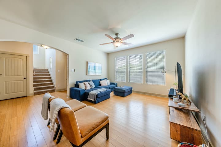 East Atx Home - Parking, New, Sleeps 6, Near Dt - Austin, TX