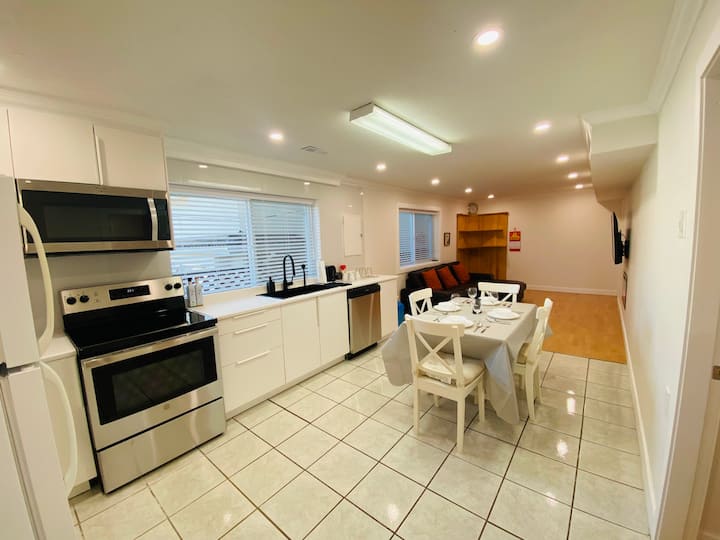 Clean & Spacious - Trout Lake - Nanaimo Station - Vancouver