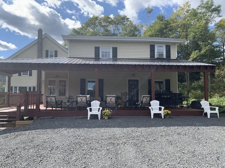 A'neils Windham Ski Lodge & Family Retreat - Windham, NY
