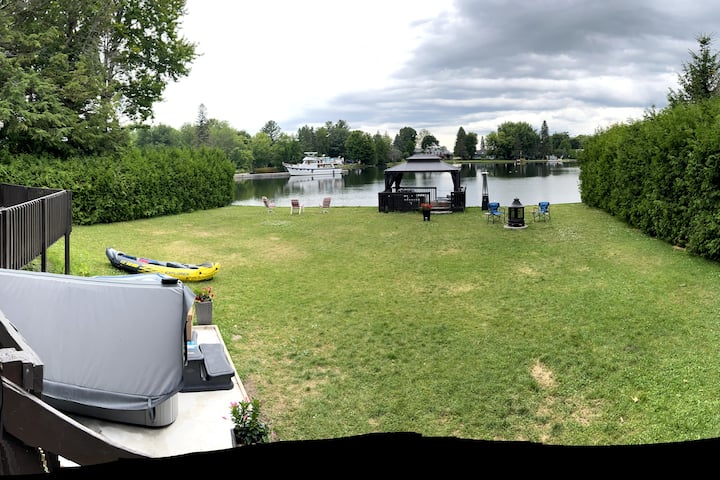 Serenity Shores: Waterfront Cottage With Hot Tub - Kawartha Lakes