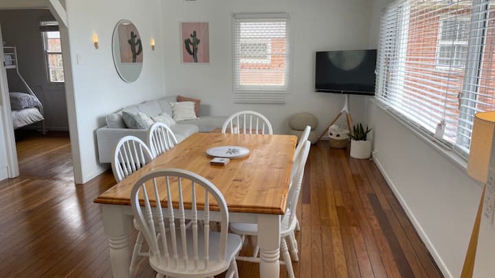 Bright And Breezy Art Deco Beach House - Coolangatta