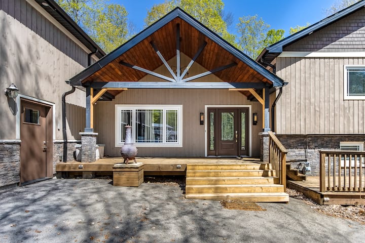 Lakeview Retreat W Hot Tub, Sauna + Private Loft! - Midland