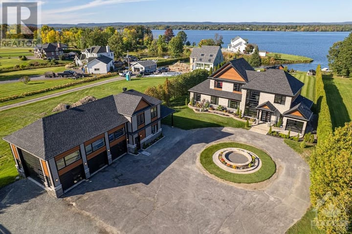 Luxury Waterfront Villa W/ Private In-ground Pool - Hawkesbury