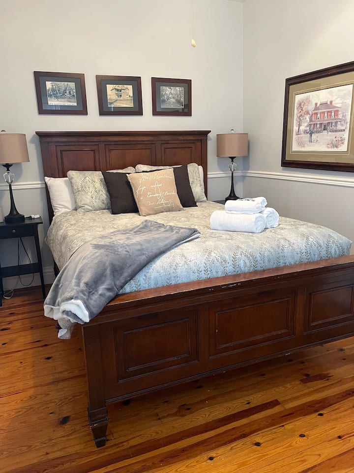 Queen Room On River Waterfront Property - Gravenhurst
