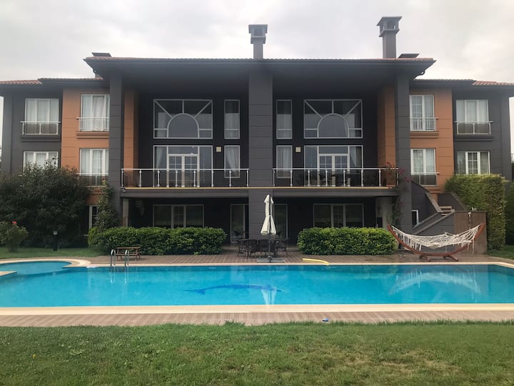 Aileler Için Havuz Olanağı Sunan Muhteşem Malikane - Silivri