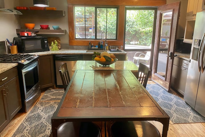 Treehouse Guesthouse:  Home Plus Huge Treehouse - Lafayette, LA