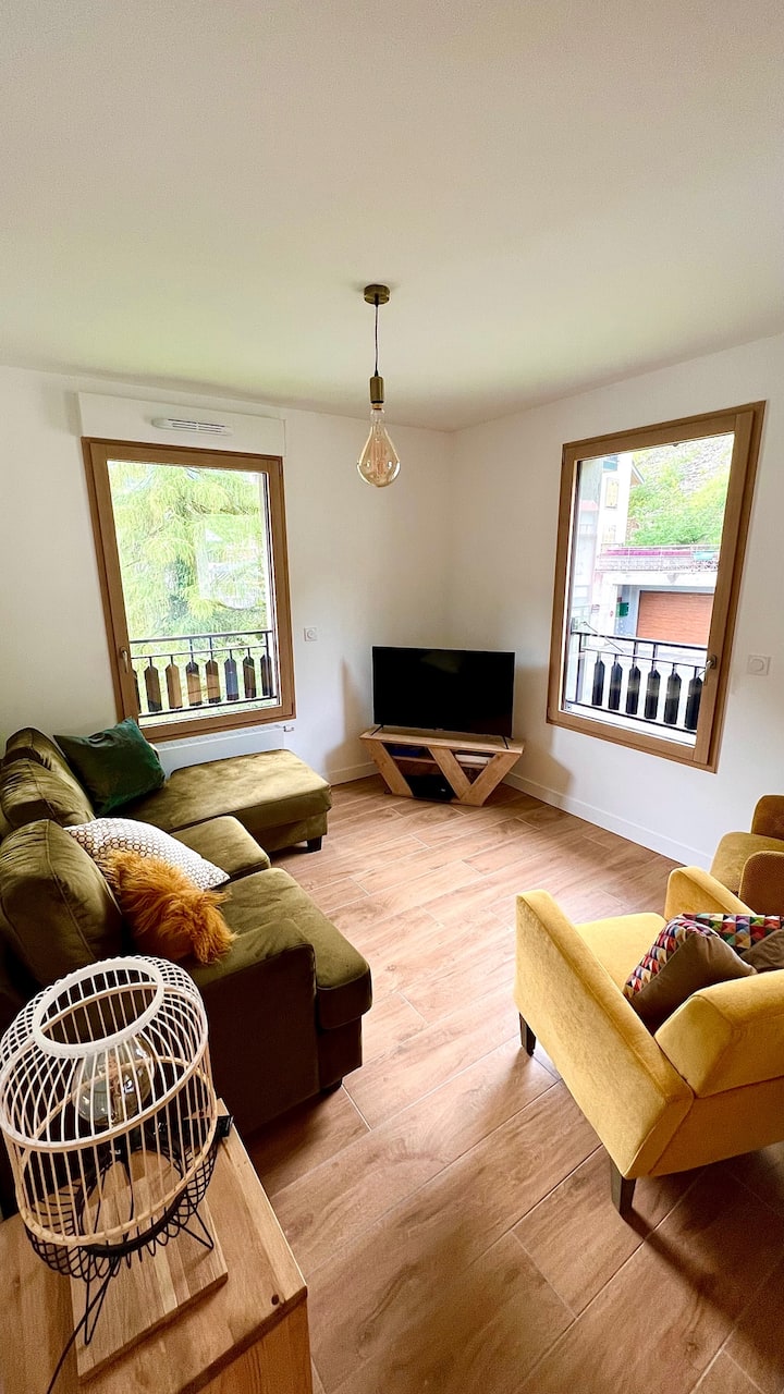 Modern 3 Bedroom, 8 Beds Apartment - 메줴브