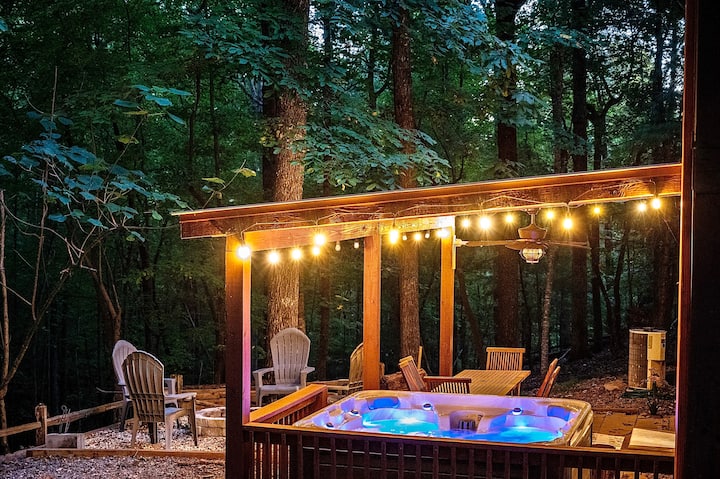Spacious Mtn Cabin • Hot Tub, Fire Pit, Dogs Ok - Ellijay, GA