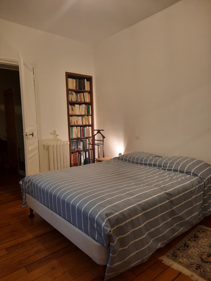 Chambre Dans Appartement Familial, Métro La Muette - Paris